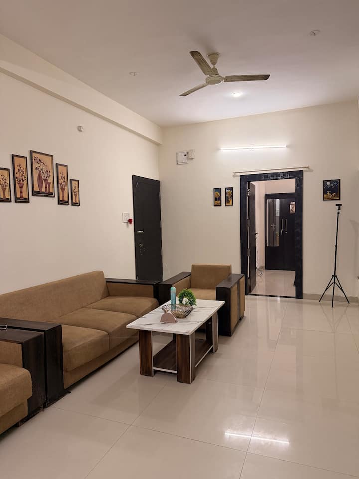 Spacious 2bhk With Beautiful Balcony - インドール