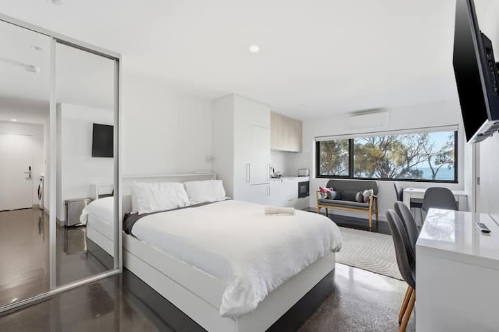 Modern Beachside Studio - Kingston