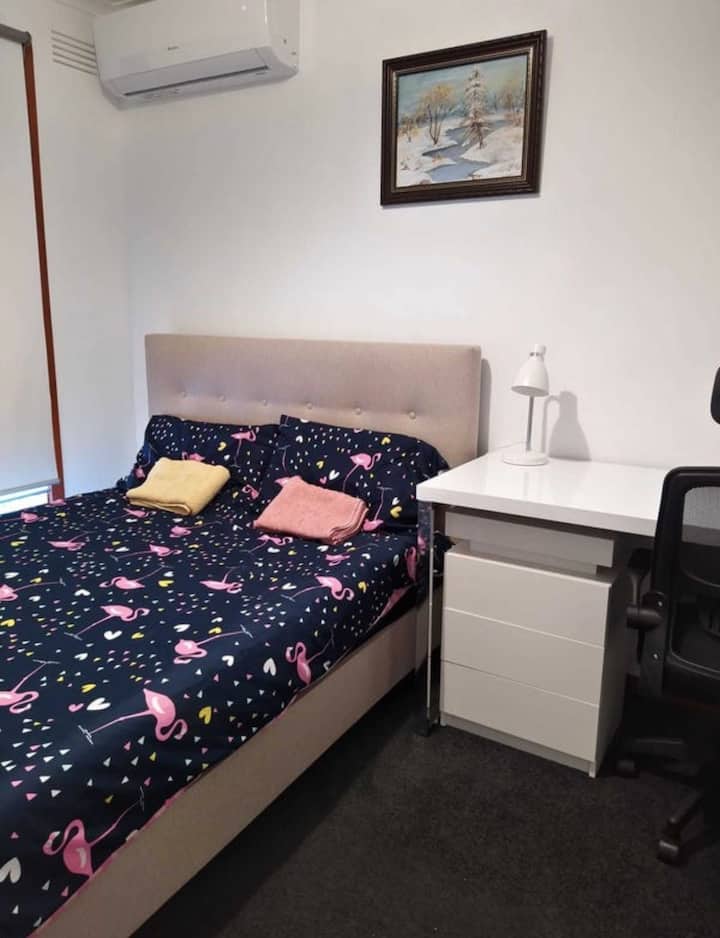 Cosy And Clean Home Away From Home! - Werribee