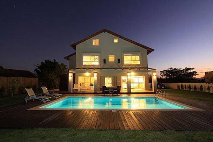 ÇEşme Alaçatı'da Havuzlu Lüx Villa Fırsatı ! - Alaçatı