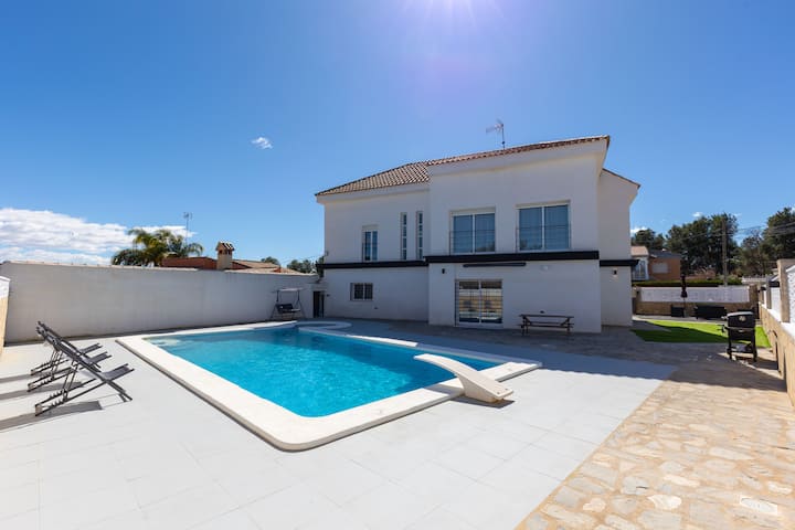 Villa Privada Con Piscina Jacuzzi Y Sala De Juegos - La Pobla de Vallbona