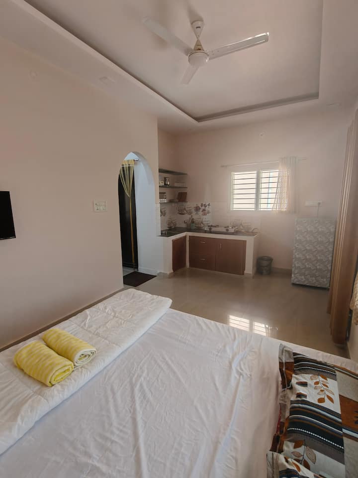 Spacious Ac Studio + Hall | King Bed & Balcony - Bhopal