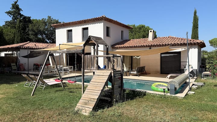 Villa Composée De 2 Logements Avec Piscine - Nans-les-Pins