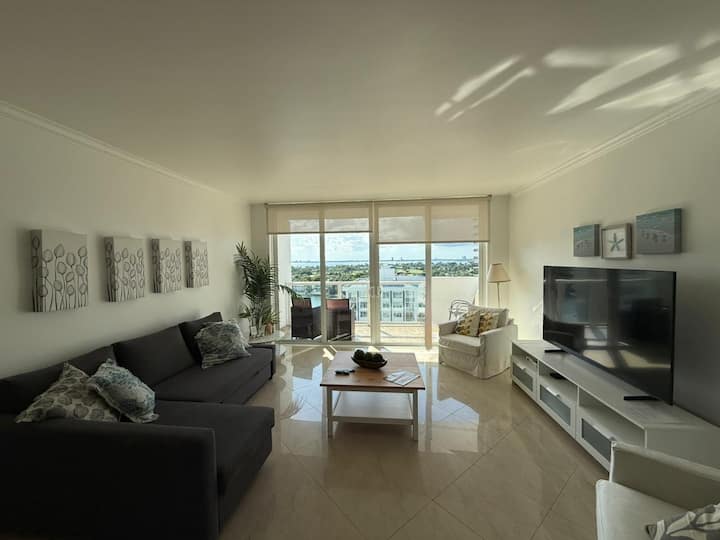 Mid-beach Pavilion • Vista Bahía + Skyline - Miami Beach