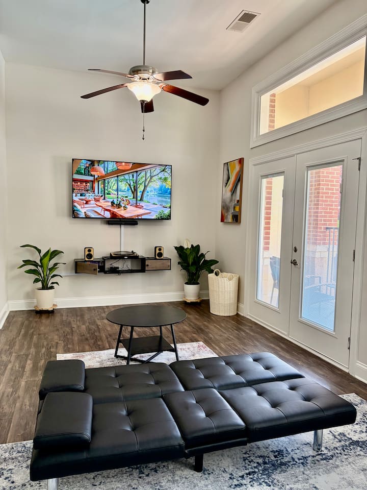 Vinyl Loft | A Cozy Retreat In Charlotte - Charlotte, NC