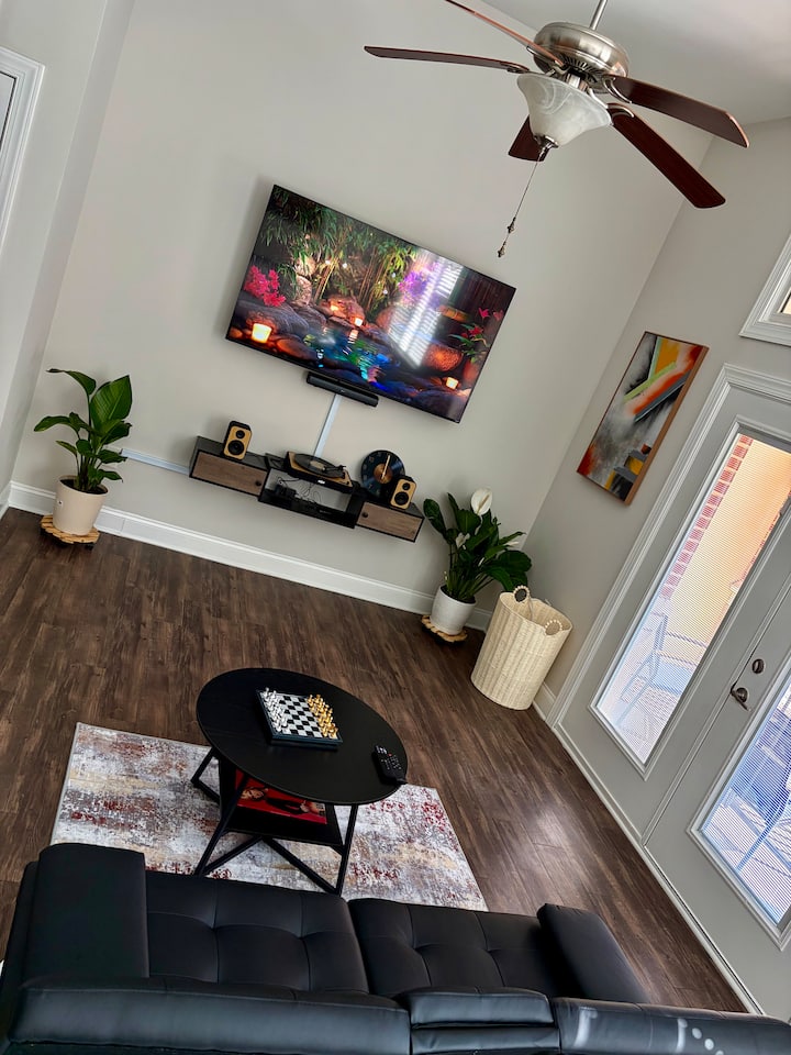 Vinyl Loft | A Cozy Retreat In Charlotte - Charlotte, NC