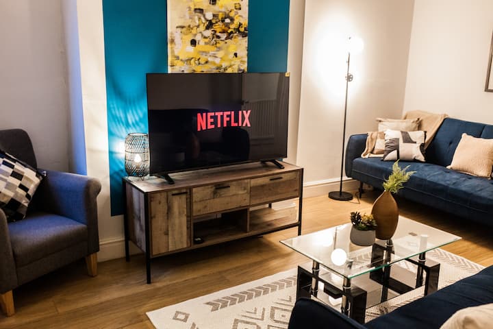 Spacious Home Minutes From The Beach W/parking - Blackpool