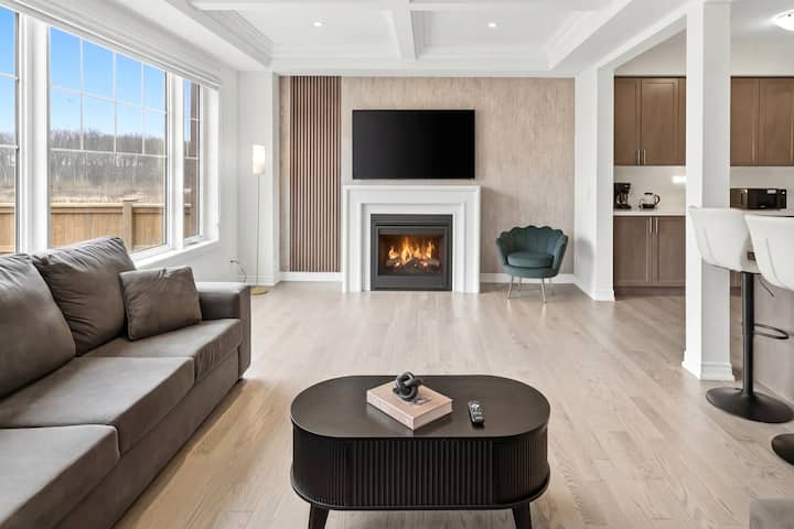 5br Getaway W/ Arcade Games, Fenced Yard & Parking - Chicopee