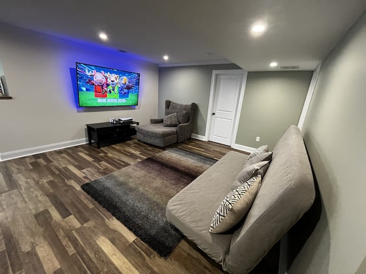 World Cup Fan Basement–big Screen, Vibes &Comfort! - Winnecunnet Pond, MA
