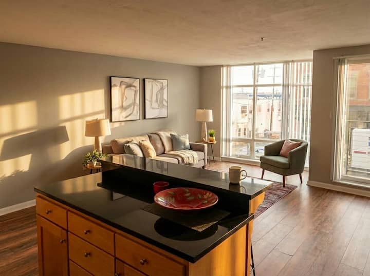 Flats + Balcony + King Bed + Gym + Parking - Cleveland, OH