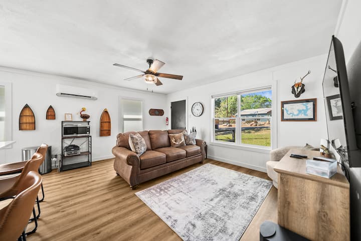 Cedar Bayou Hideaway With Hot Tub. Sleeps 4. - Lake Texoma