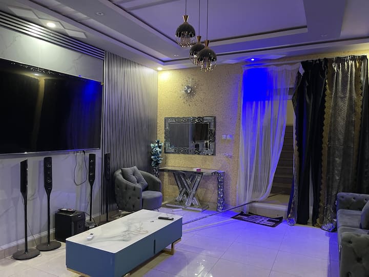 Chambre Disponible Dans Une Duplex De Lux à Coyah - Guinea