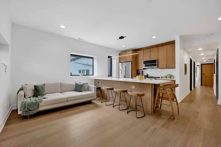Huron Place I 3bd I 2ba + Blackout Shades - Oak Park, IL