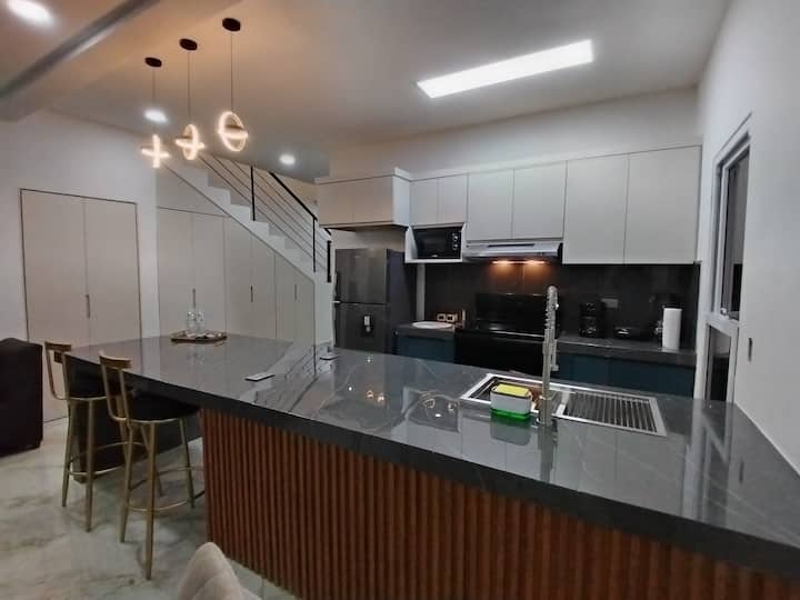 Casa 6 Huéspedes/3 Habitaciones/cocina/ac/parqueo - Honduras