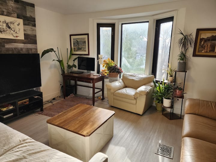 Bloor & Christie Huge 4 Bdrms 2 Living Rooms - Mississauga