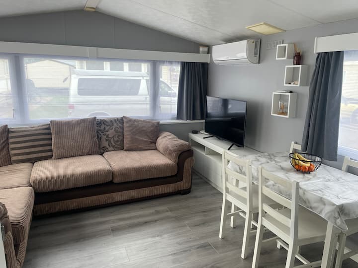 Beautiful Family Friendly Six Berth Caravan - Whitstable