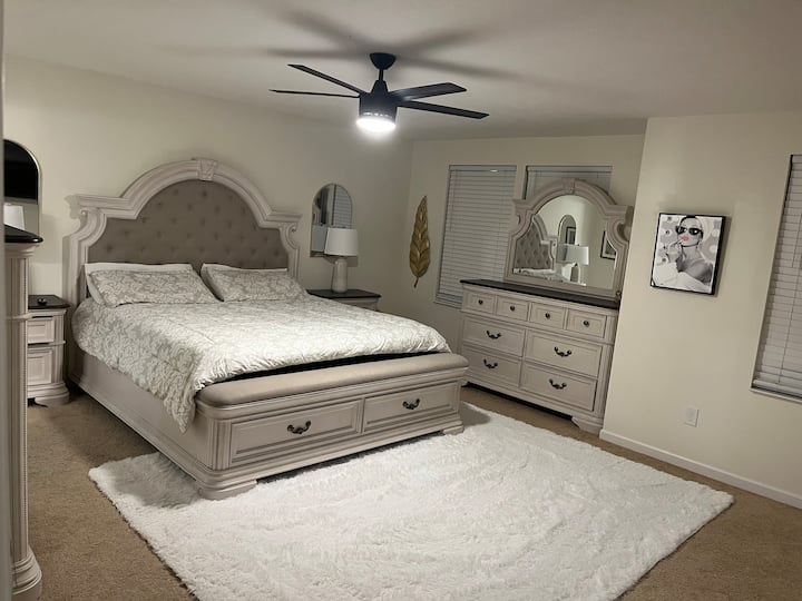 Spacious Master Suite/private Bath+tv+large Closet - Grove City, OH
