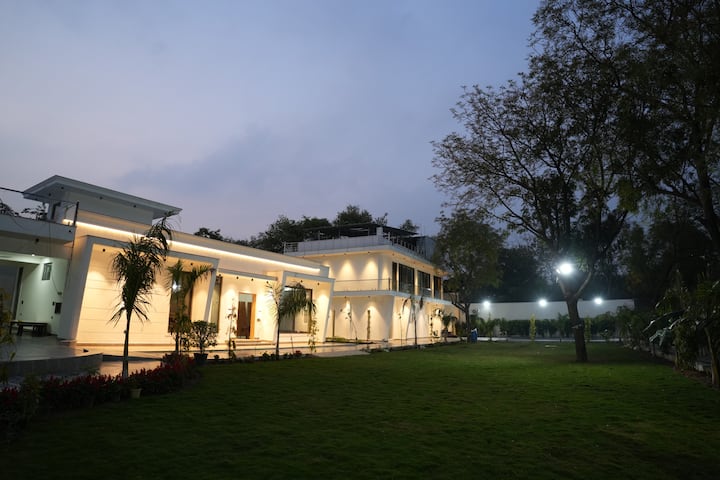 6bhk With Pool Property In Delhi - New Delhi Indira Gandhi Airport (DEL)