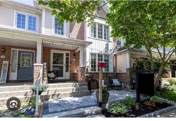 4 Bedroom Minutes From Go Train - Ajax
