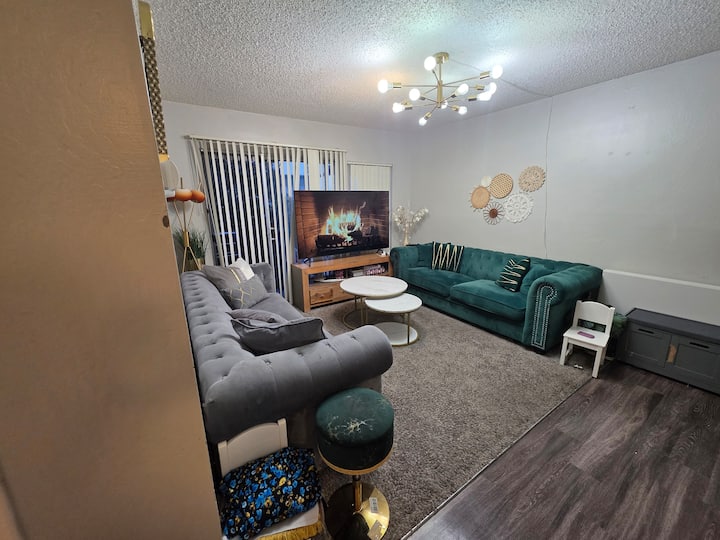 Luxury 2br Apt Pool Parking Family Friendly Stay - Sacramento, CA