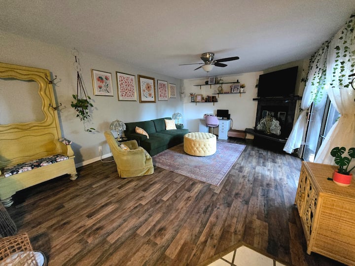 Hidden Woodland Retreat - Cozy Townhome Escape - Jacksonville, FL