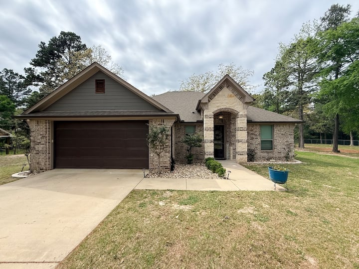 Hidden Hill Home - Chandler, TX