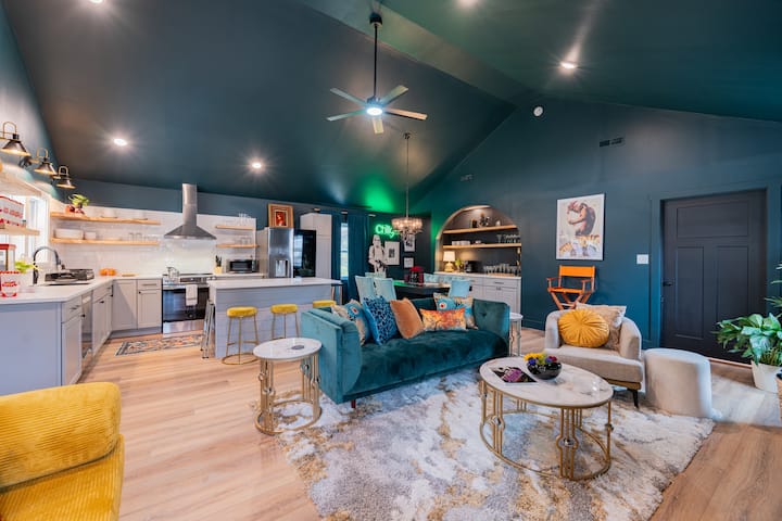 Stylish Cinematic Home Near Iu | Fire Pit - Bloomington, IN