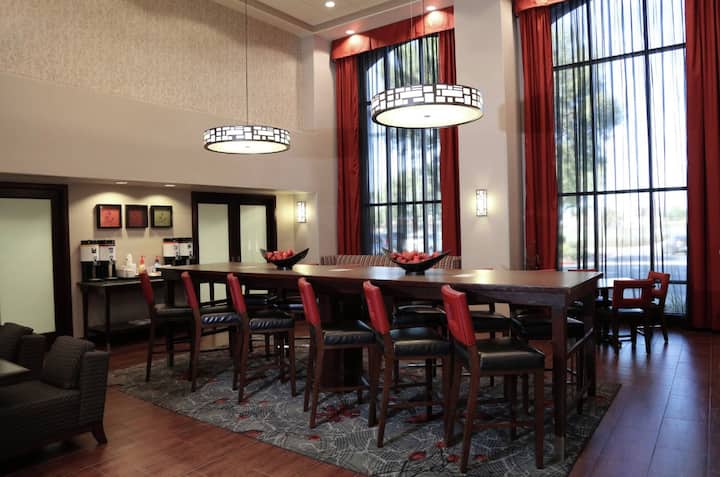 Stylish 2 Hotel Rooms W/ Parking & Breakfast - Temecula, CA