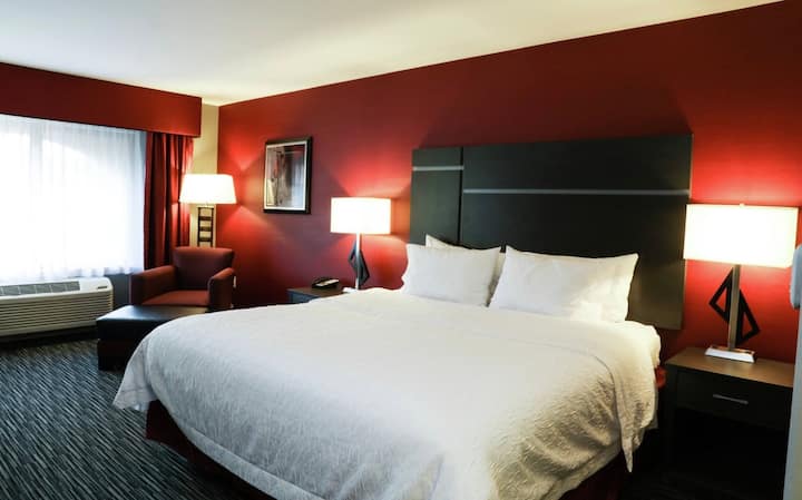 Stylish 1 King Hotel Room W/ Parking & Breakfast - Temecula, CA