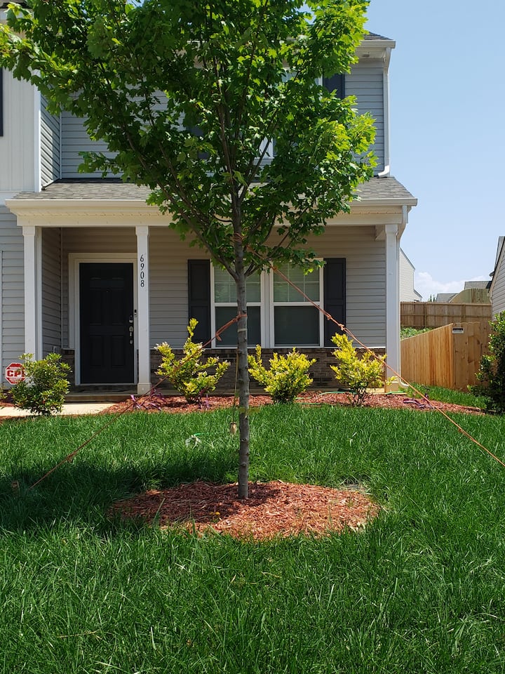 Quiet Greensboro Home With Everyday Comforts - Greensboro, NC