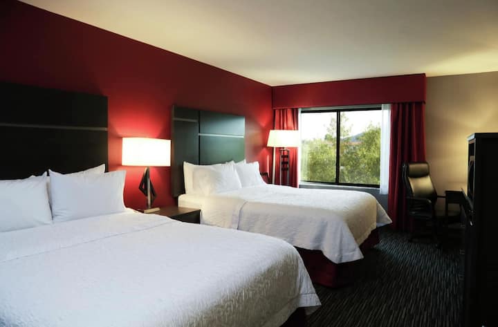 Stylish 2 Queen Hotel Room W/ Parking & Breakfast - Temecula, CA