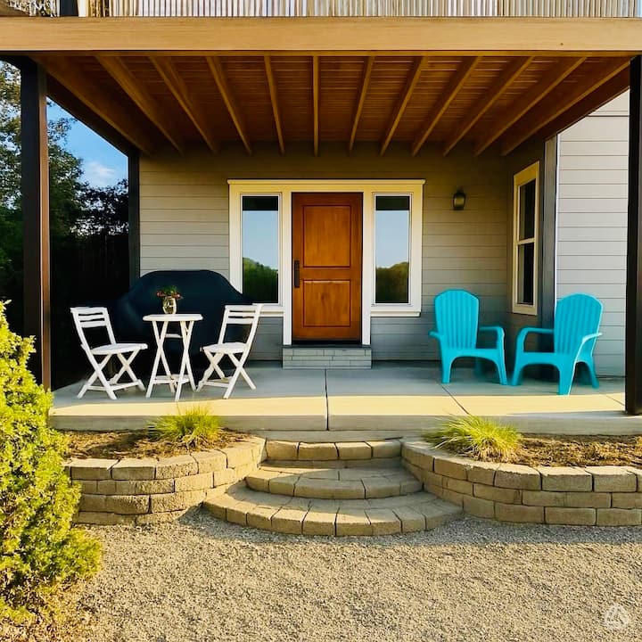 Whispering Garden Suite - Eagle Point, OR