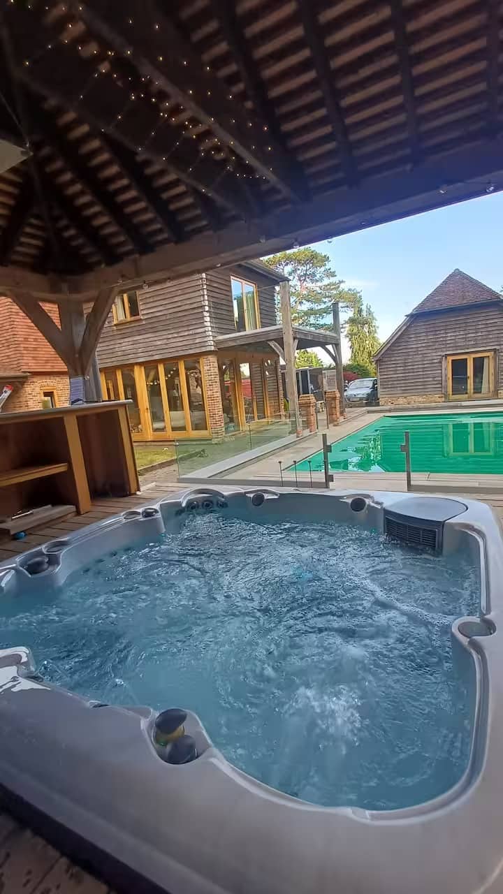 Acer Hut: A Beautiful Woodland Cabin - Alton