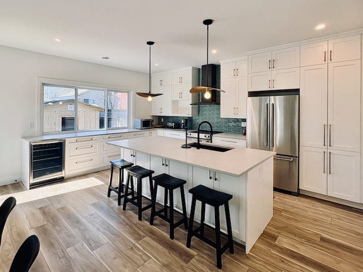 New Sunnyside Beach House - Right In Grand Bend - Grand Bend