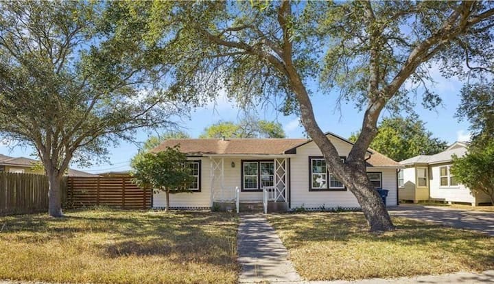5 Bedroom, 2 Bathroom,10 People Sleep - Corpus Christi, TX