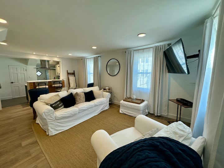 Cozy 1920s Beach Cottage - Fairfield, CT