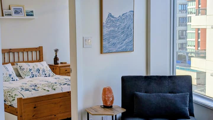 1br Olympic Village | Walk To Stadium & Seawall - Canada