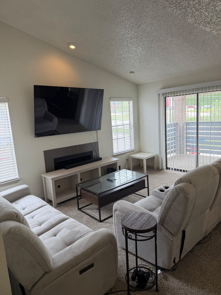 1 Bd Apt Dfw Airport At&t Stadium Globe Life Field - Euless, TX