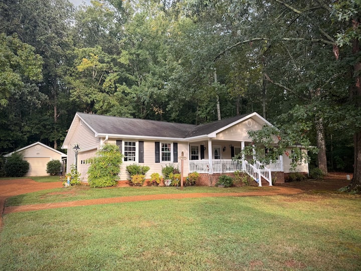 Lakeshore Getaway - Scottsboro, AL