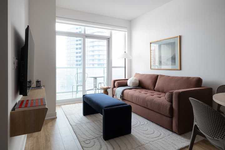 The 6ix Hideaway | Modern Comfort Meets City Vibes - Toronto