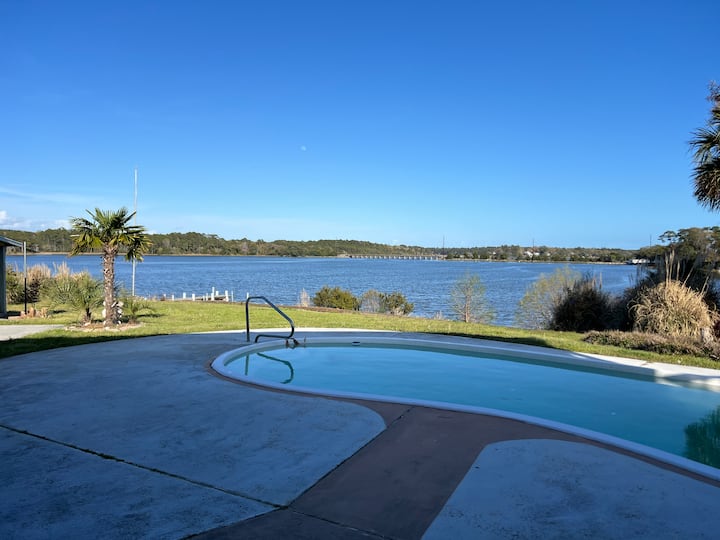 Waterfront Downstairs Apartment On Queen’s Creek - Swansboro, NC