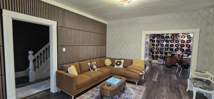 Kings Street Historic Retreat | 1910 Heritage Home - レスブリッジ