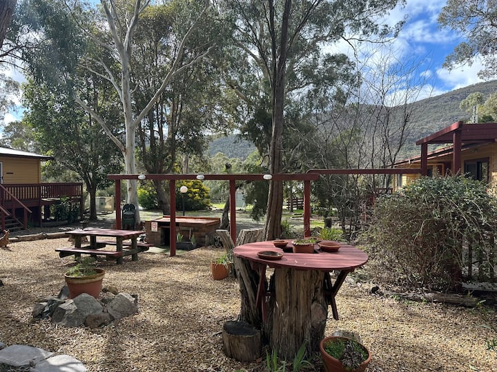 Froggy's Quarters Cabin 1 - Cockatoo - Halls Gap