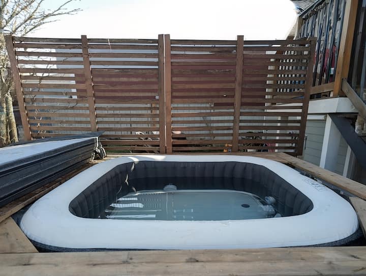 Sunrise Suite: 2 Bedrooms With Hotub, Firepit + Ev - Burnaby