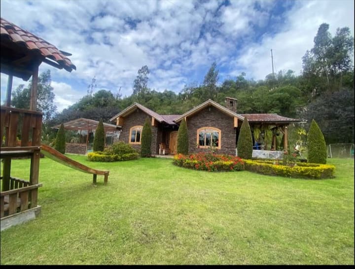 Quinta Vacacional Moderna Con Piscina Y Asador - Cañar