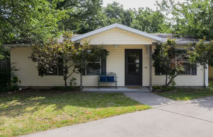 Cozy Corner Cottage - Bentonville, AR