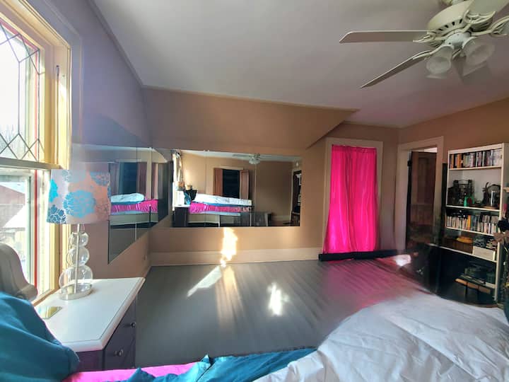 Belle On Harlem / Room #0 / The Expression Studio - Rockford, IL