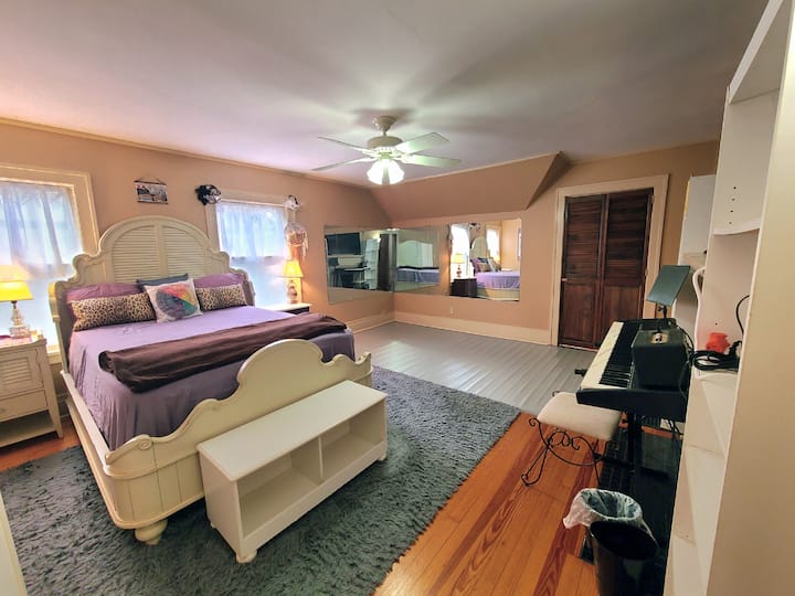 Belle On Harlem / Room #0 / The Expression Studio - Rockford, IL