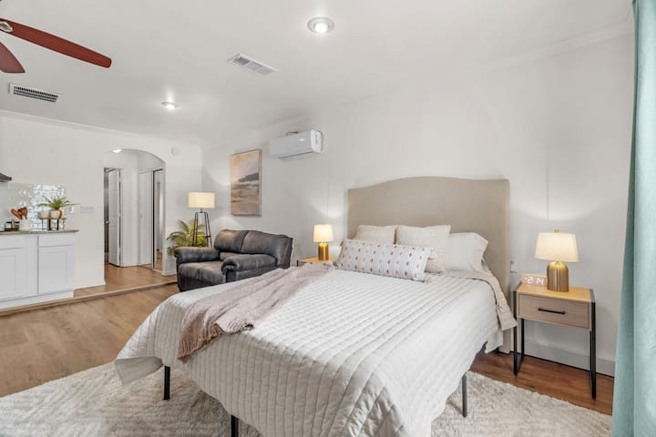 Cozy Studio Retreat | Private Entrance | Dallas Tx - Lancaster, TX