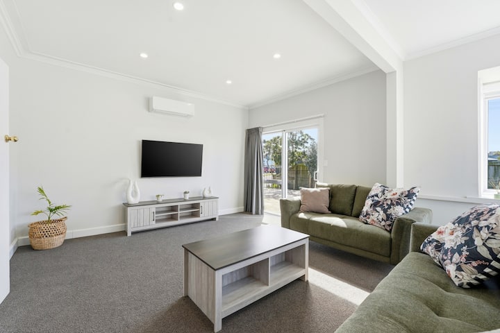 Large Guest Home By Springvale Stadium - Taranaki
